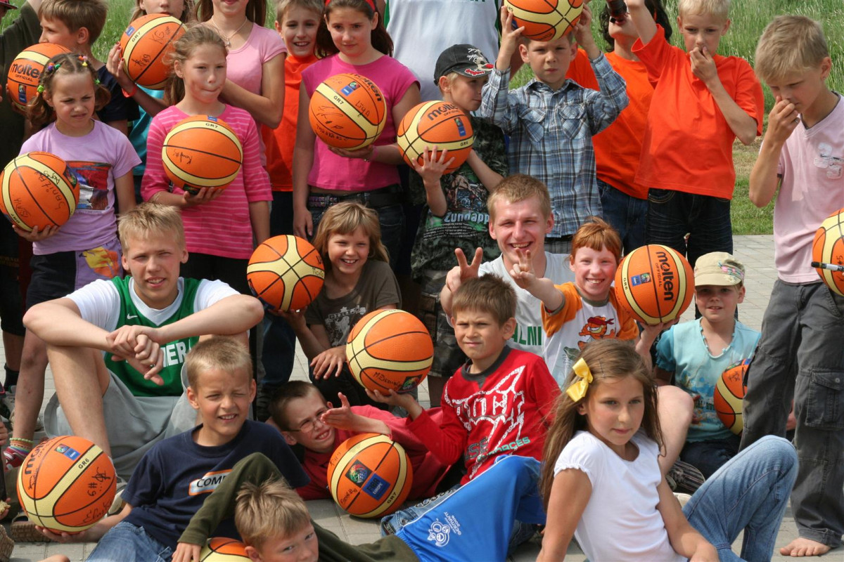 Foto: BK "Valmiera" piedalās Draudzības sporta laukuma atklāšanā ...