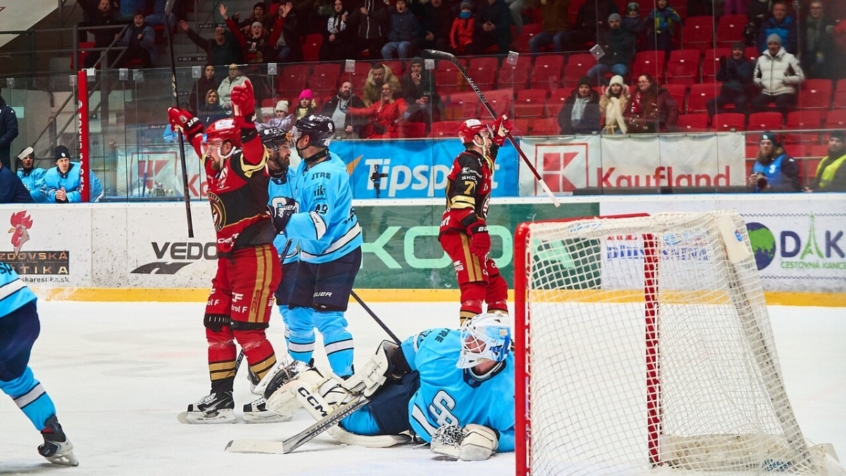 Komuls treknāko vakaru pataupa latviešiem, Rihards Bukarts un Indrašis ...